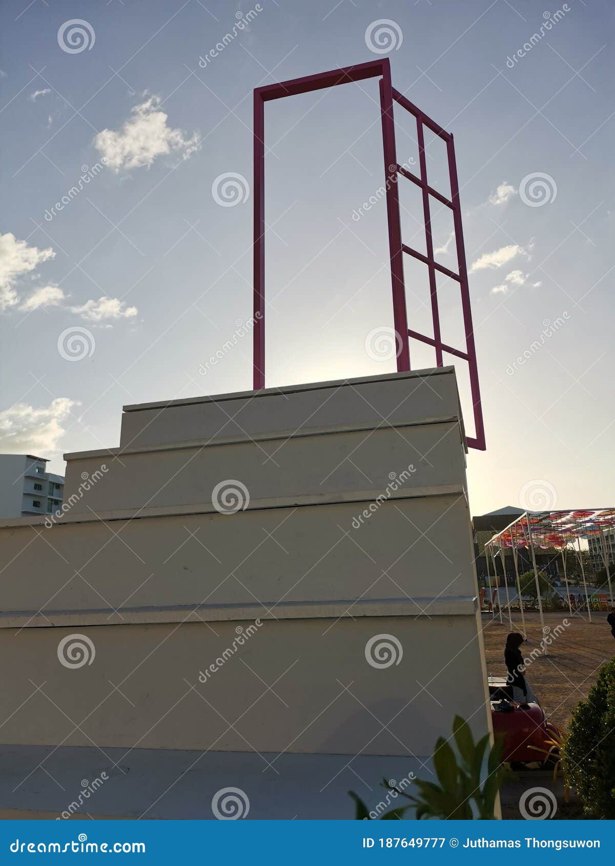 Subir Hasta La Puerta Dimensional Imagen de archivo - Imagen de ...