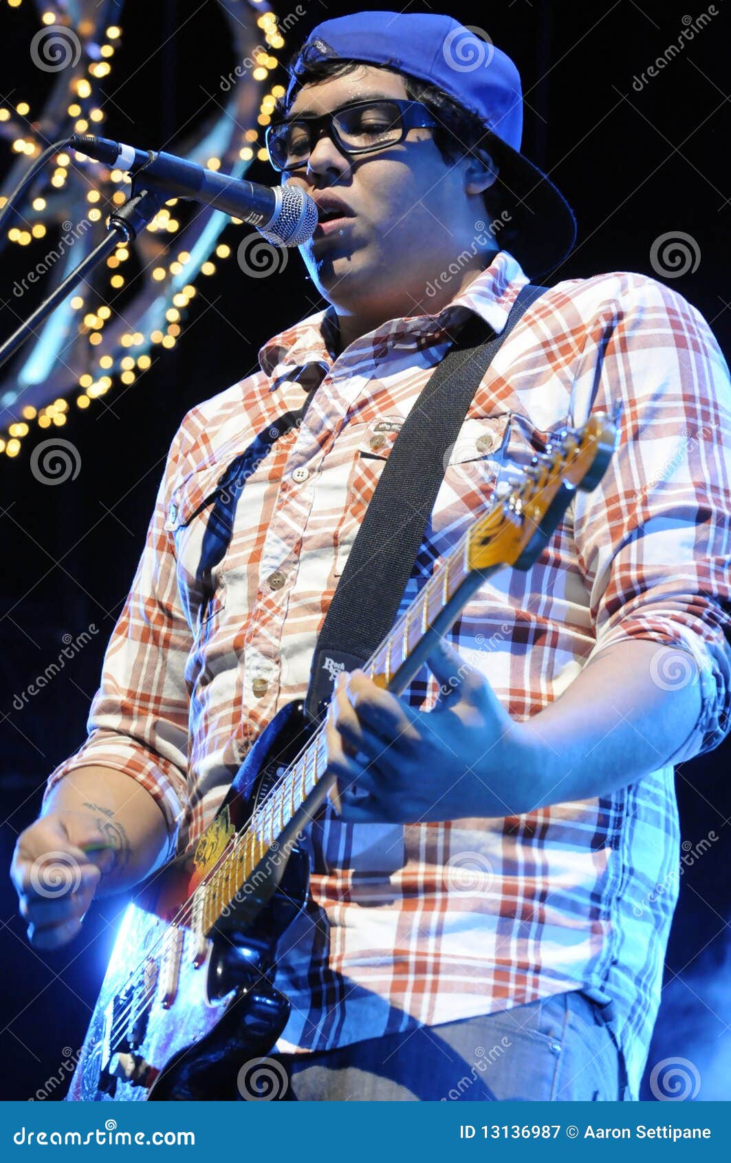 Sublime performing live. editorial photography. Image of punk - 13136987