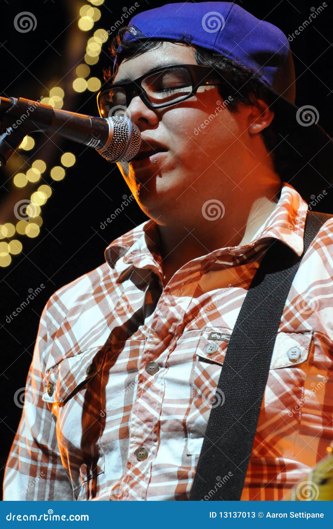 Sublime performing live. editorial stock photo. Image of long - 13137013