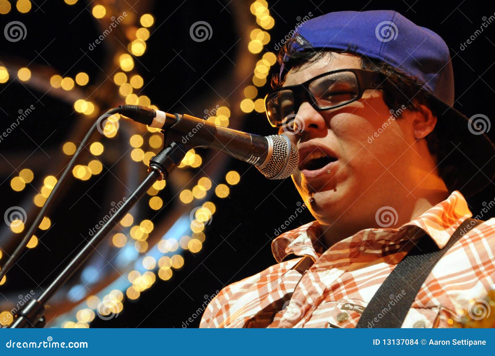 Sublime performing live. editorial stock image. Image of latino - 13137084