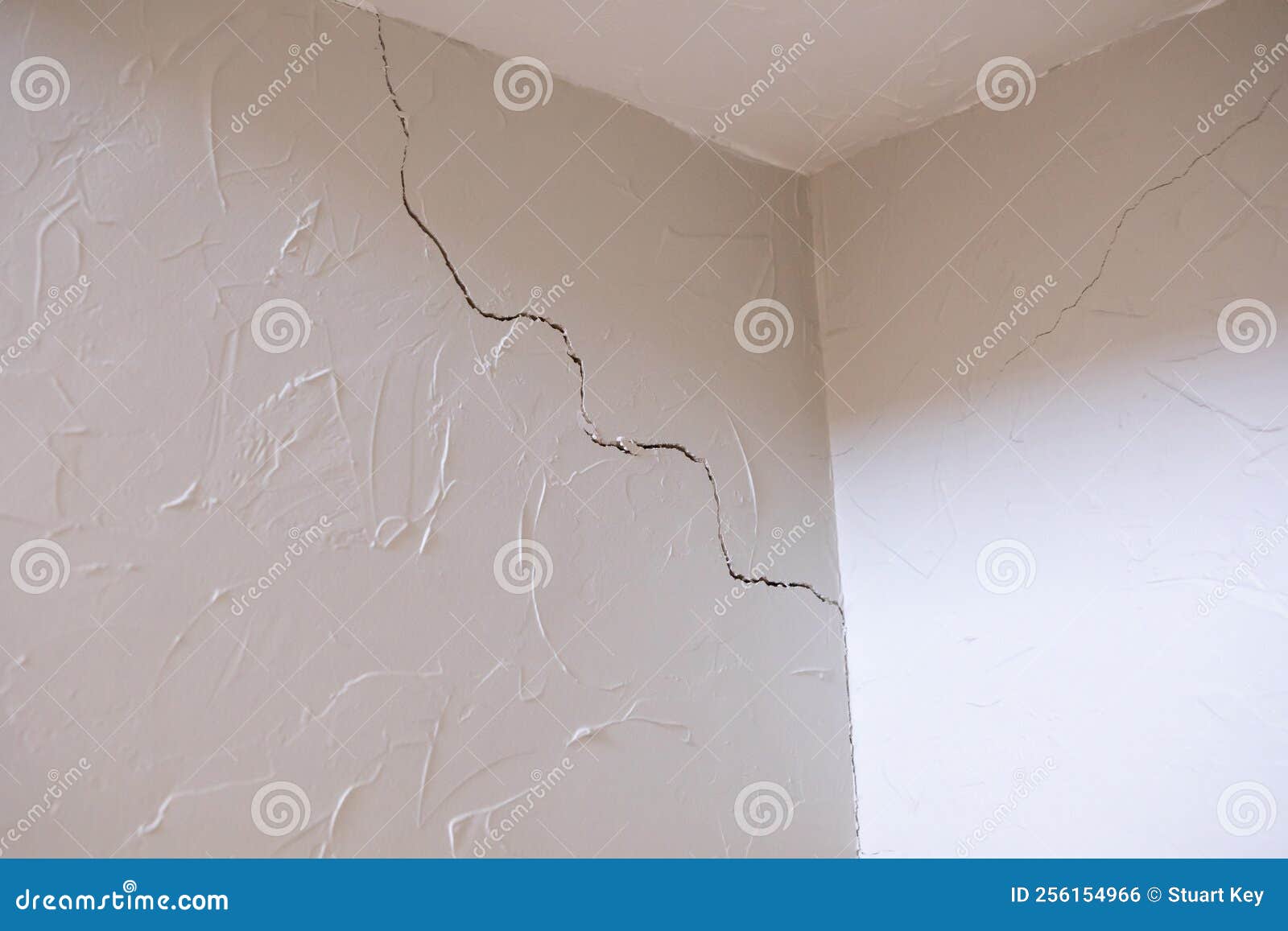 Subsidence Crack in Corner of Wall and Ceiling Stock Photo - Image of ...