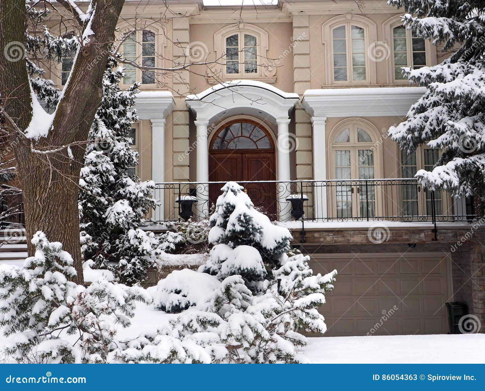Suburban house in winter stock image. Image of trees - 86054363
