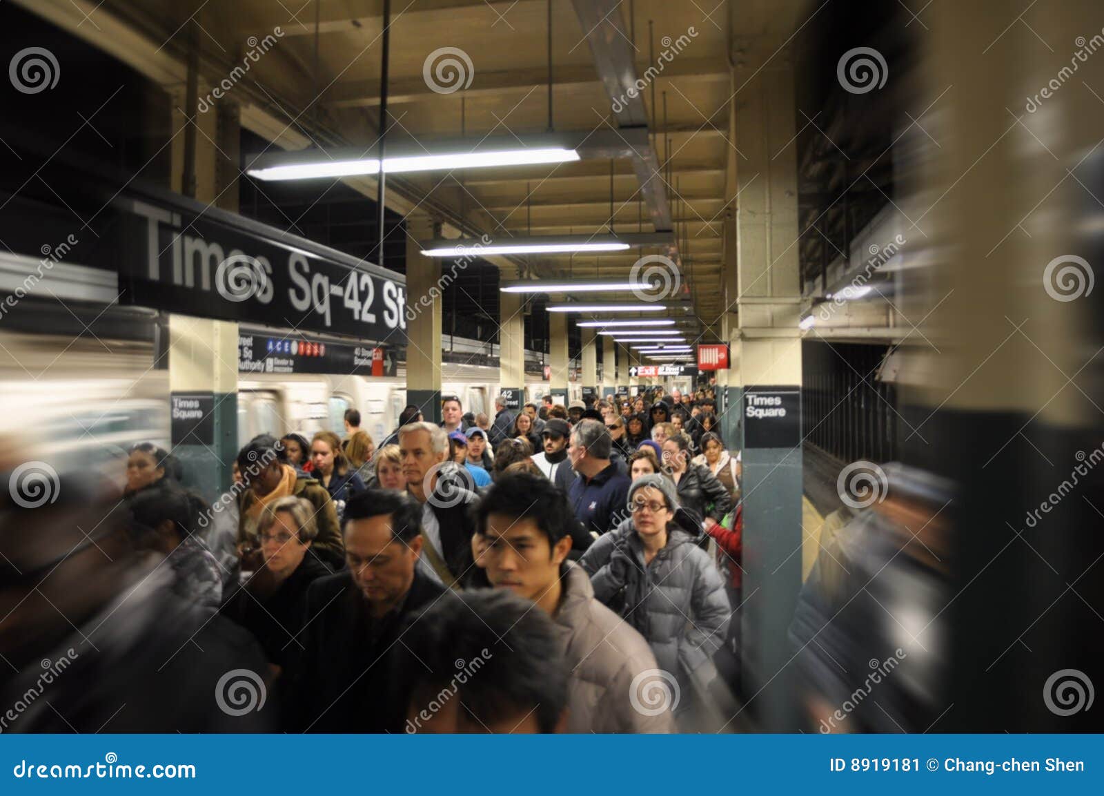 Subway crowd editorial photo. Image of hour, crowd, commute - 8919181