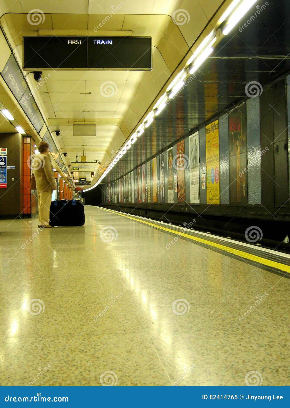 Subway Platform editorial image. Image of traffic, indoors - 82414765