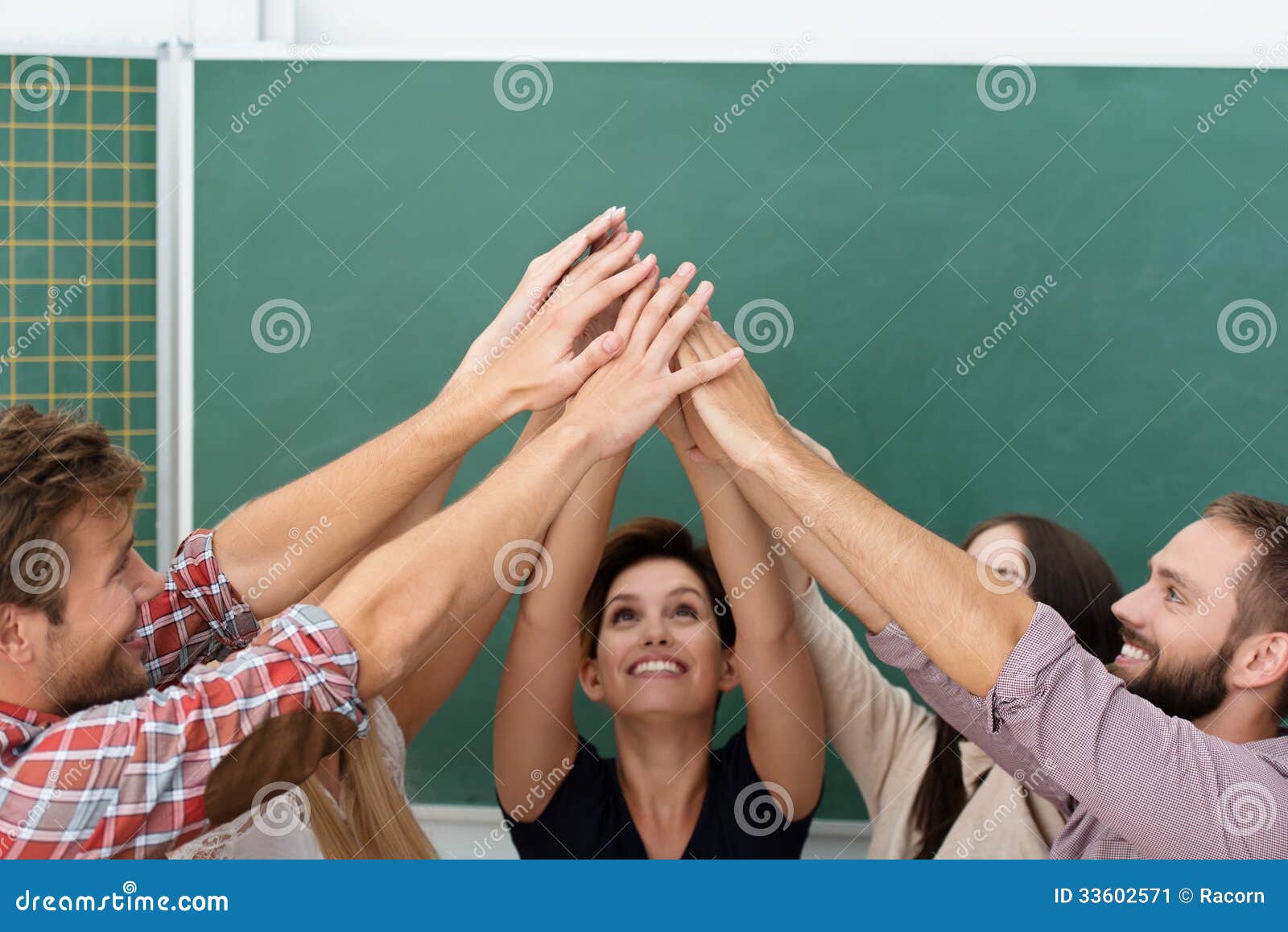 Succesvol Groepswerk in Het Klaslokaal Stock Afbeelding - Image of ...