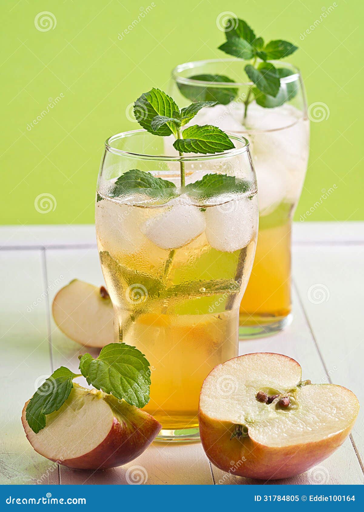 Succo Di Mele Con Le Fette Di Apple Immagine Stock - Immagine di taglio ...