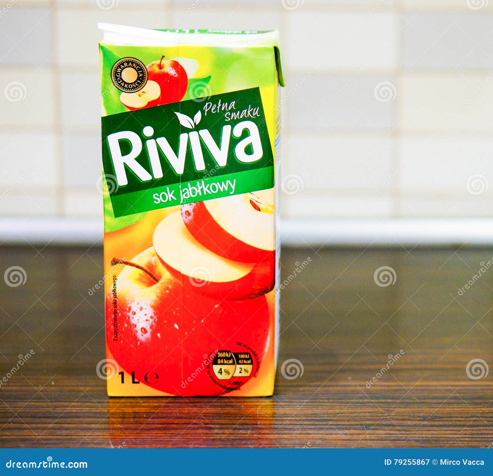 Succo di mele di Riviva fotografia editoriale. Immagine di casella ...