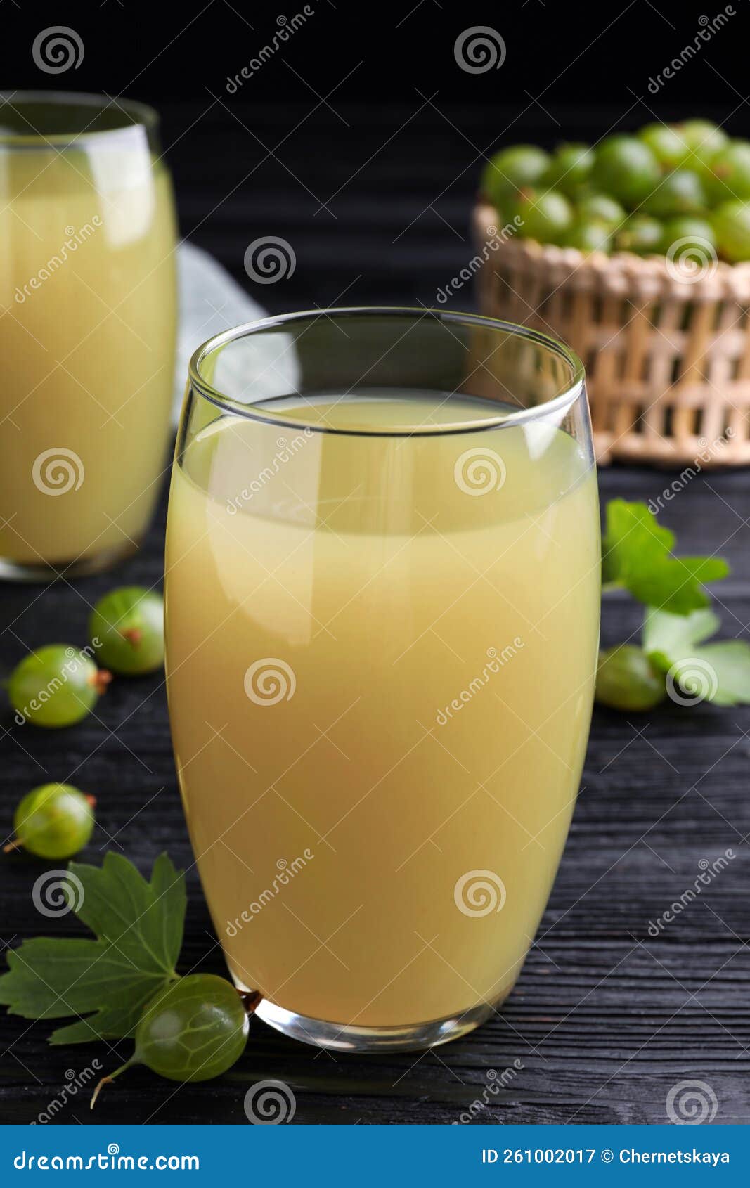 Suco De Groselha Saborosa Em Mesa De Madeira Preta Imagem de Stock ...