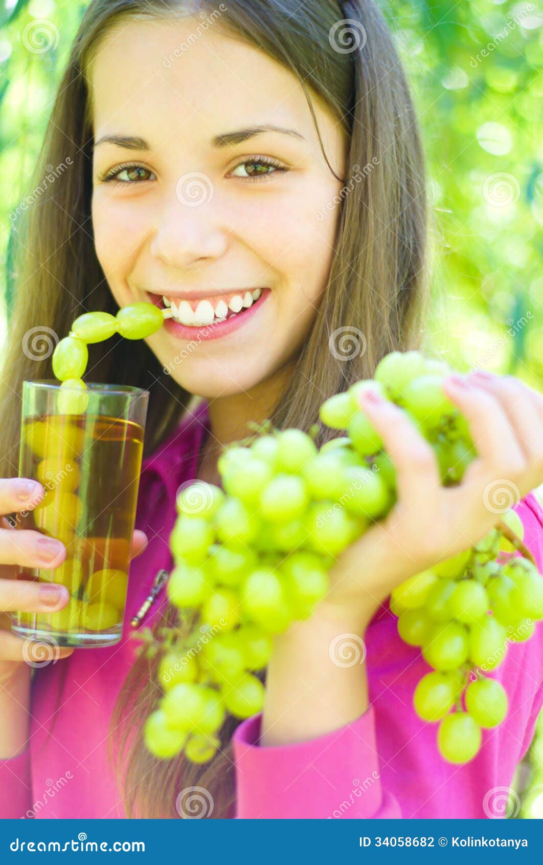 Suco De Uvas Bebendo Da Menina Fora Foto de Stock - Imagem de fofofo ...