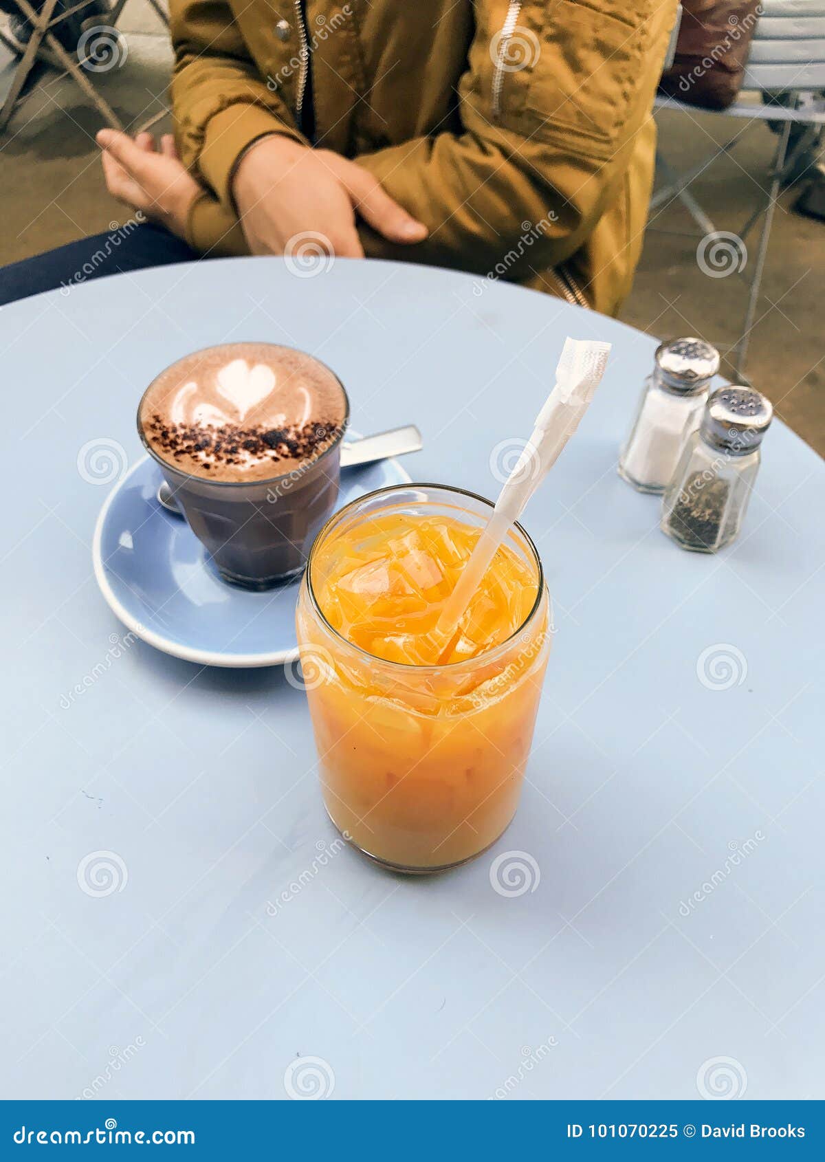Suco E Chocolate Quente Em Uma Tabela Imagem de Stock - Imagem de ...