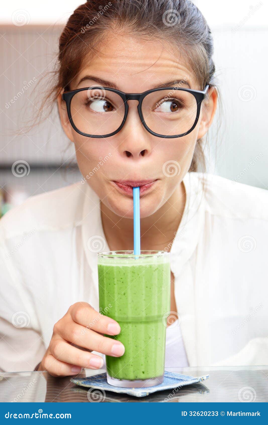 Suco Vegetal Verde Do Batido - Beber Da Mulher Imagem de Stock - Imagem ...