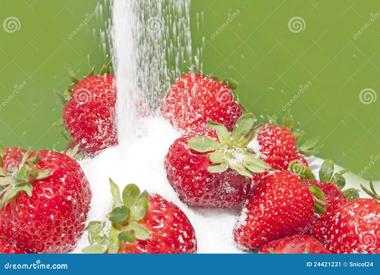 Sucre et fraises image stock. Image du fermer, blanc - 24421231