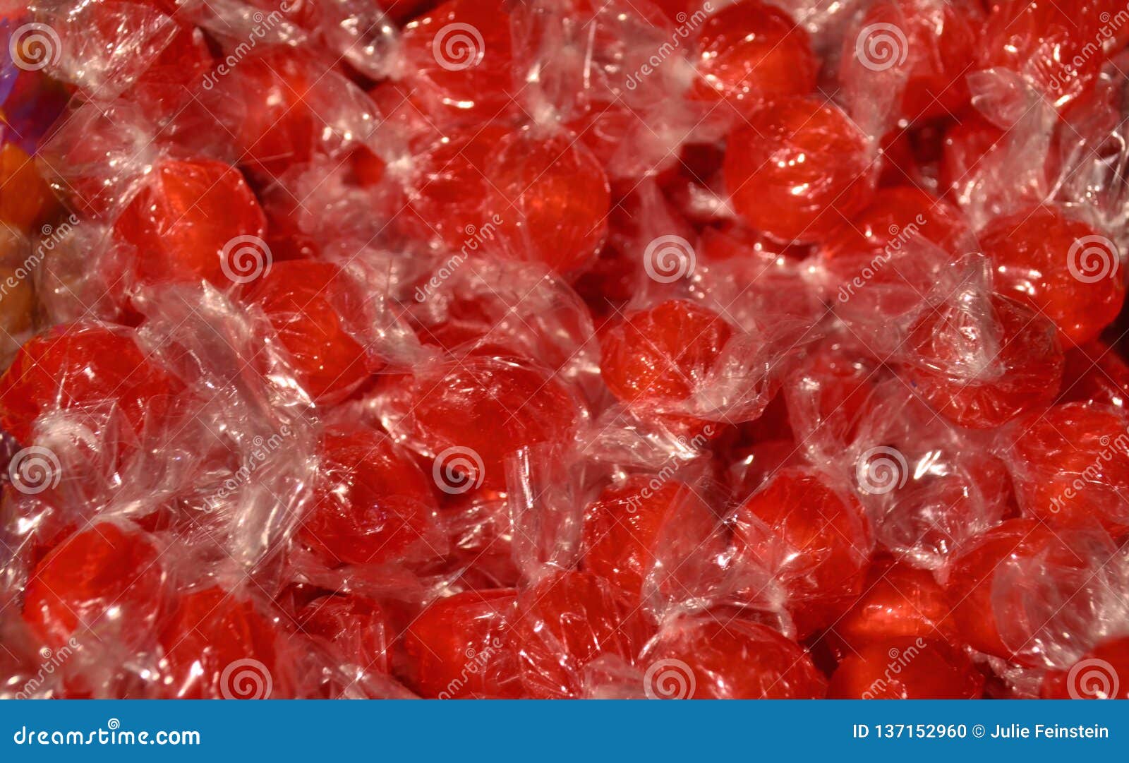Sucrerie dure rouge photo stock. Image du bouilli, cellophane - 137152960