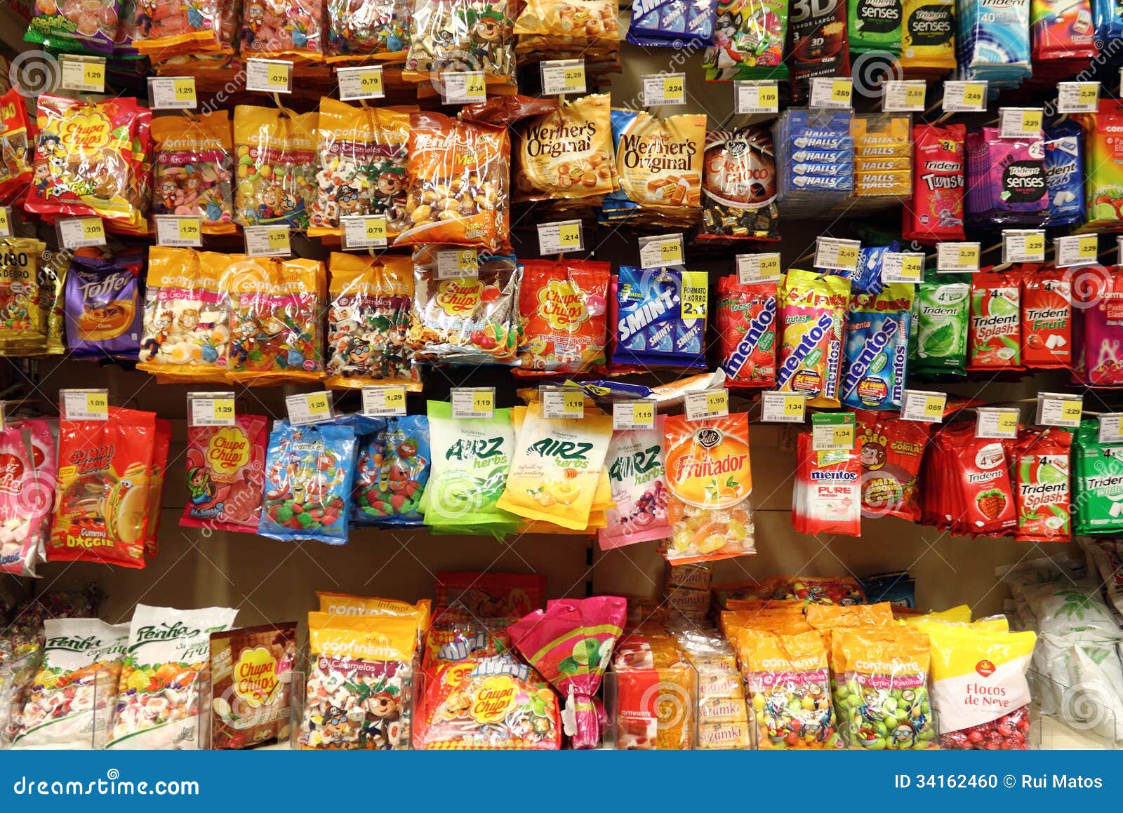 Sucreries au supermarché image éditorial. Image du fond - 34162460