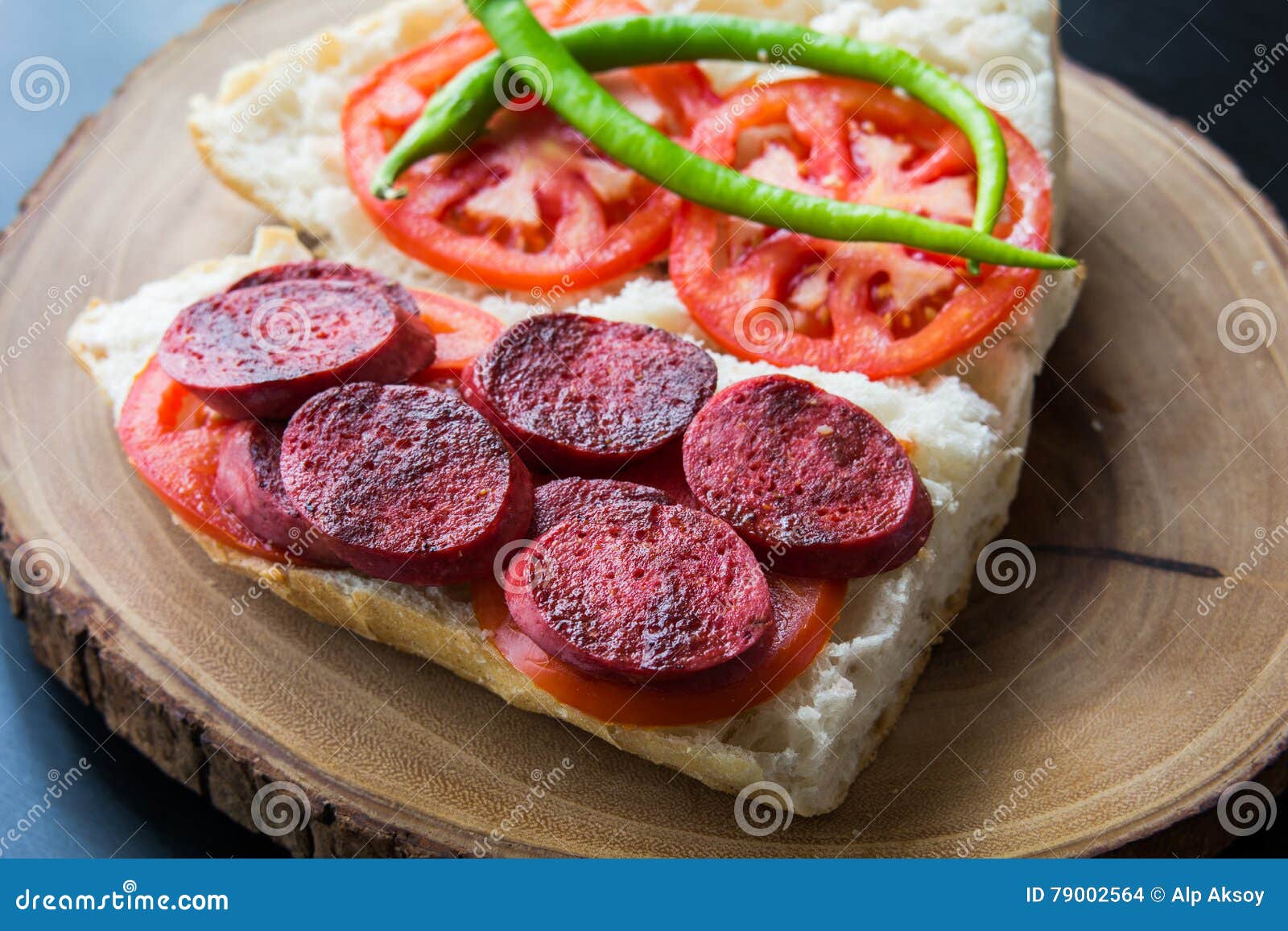 Sucuk Ekmek/Worst in Brood stock foto. Image of rundvlees - 79002564