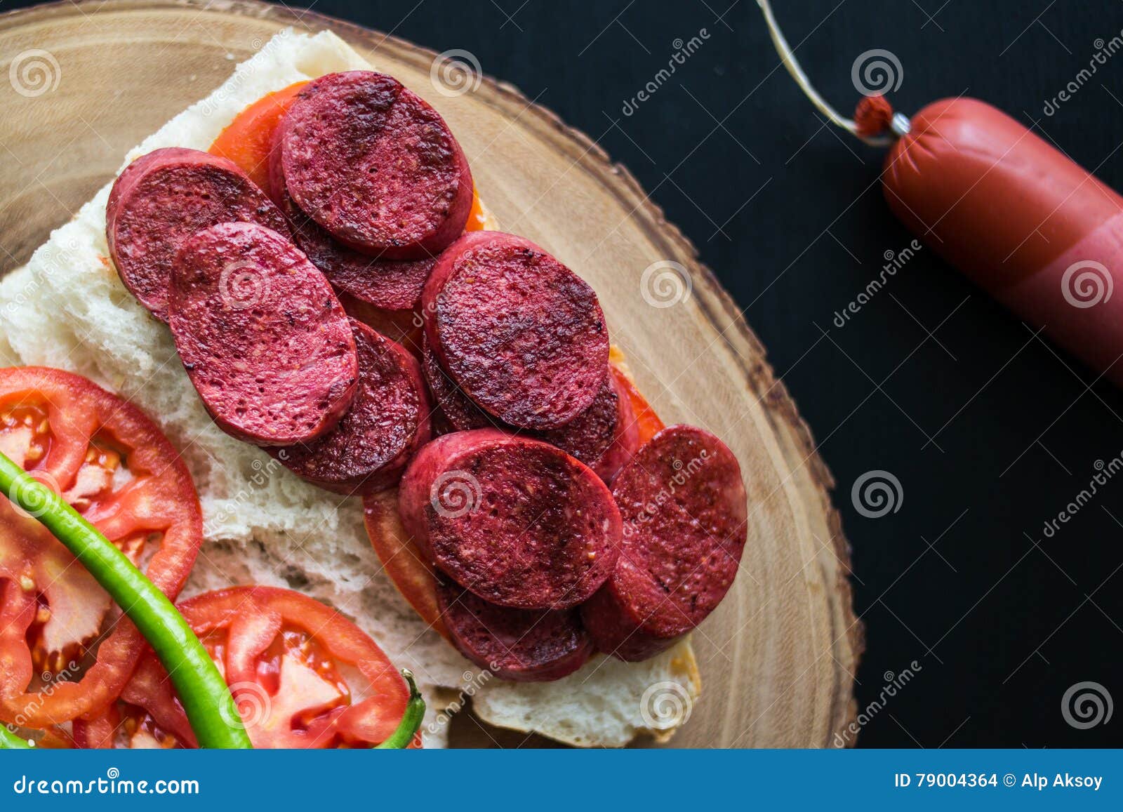 Sucuk Ekmek/Worst in Brood stock foto. Image of geïsoleerd - 79004364