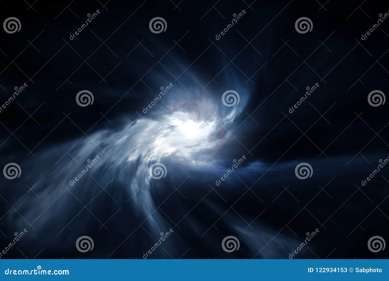 Suddig virvelvind i molnen fotografering för bildbyråer. Bild av ...