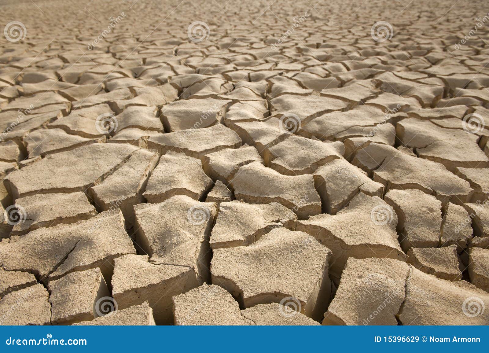 Suelo agrietado imagen de archivo. Imagen de seco, roto - 15396629