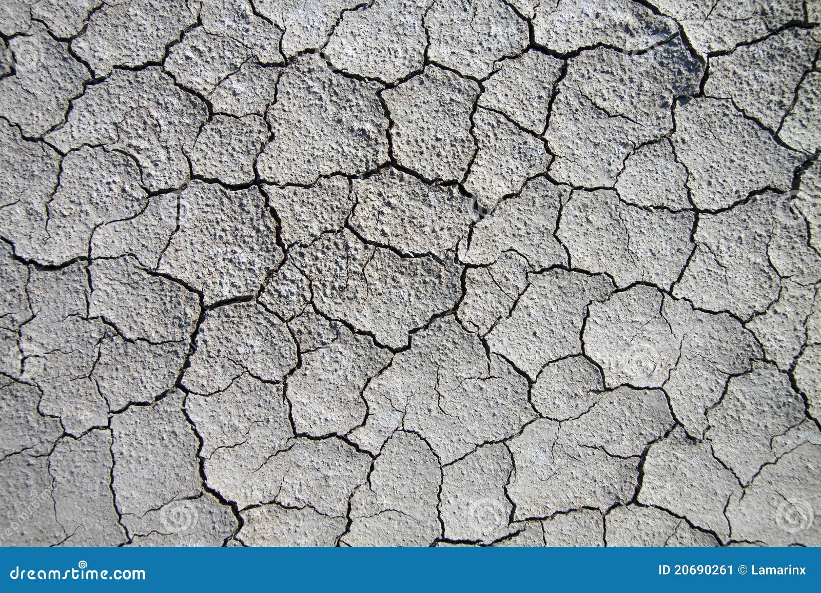 Suelo agrietado seco. imagen de archivo. Imagen de drenado - 20690261