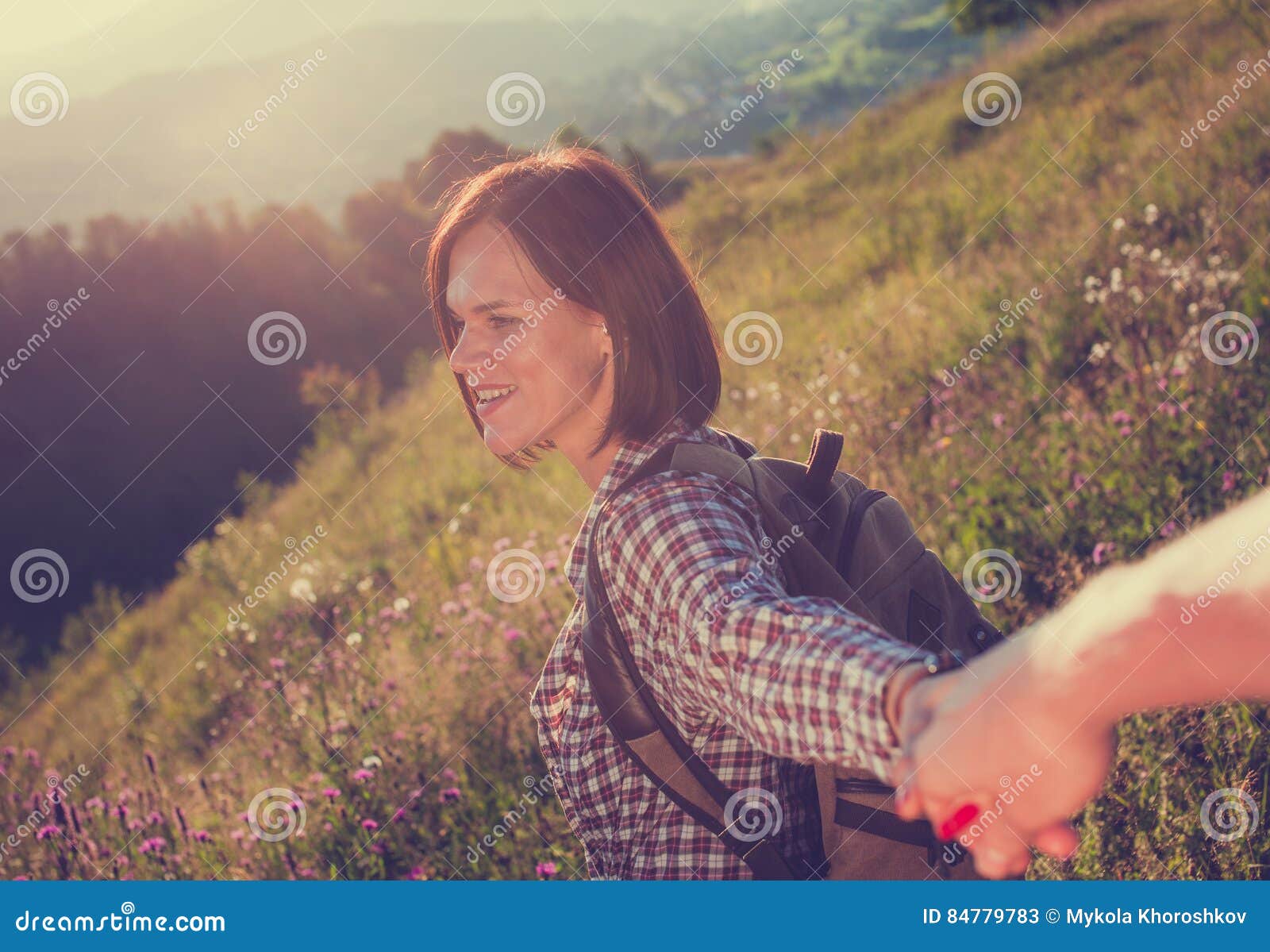 Suivez-moi image stock. Image du été, gens, adulte, suivez - 84779783