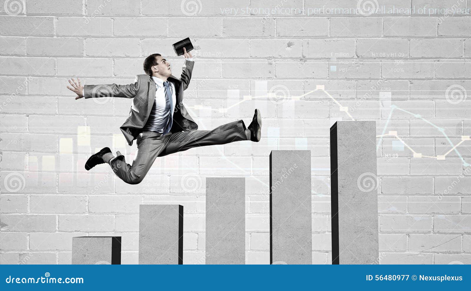 Sulla scala di successo immagine stock. Immagine di concetto - 56480977