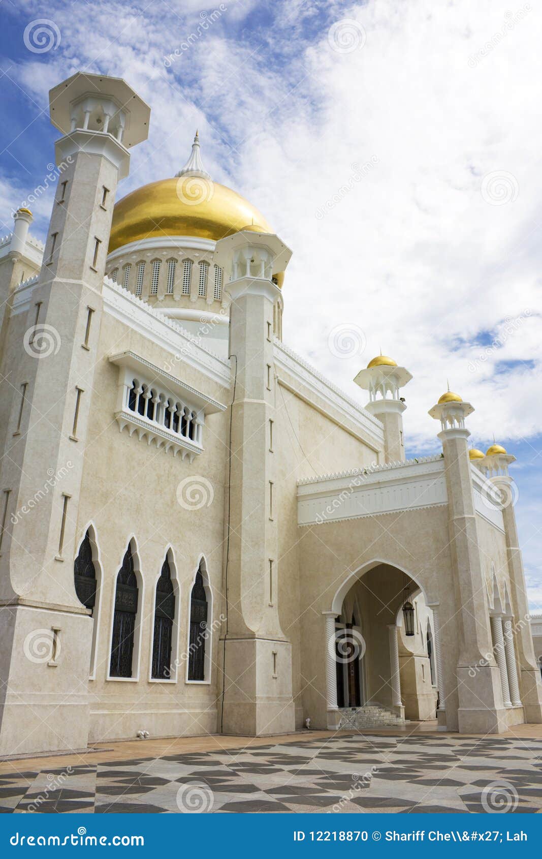 Sultan Omar Ali Saifuddien Mosque, Brunei Stock Photo - Image of muslim ...