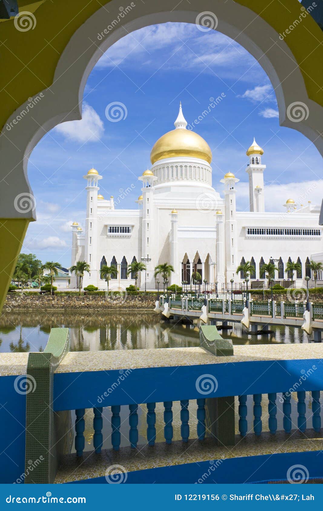 Sultan Omar Ali Saifuddien Mosque, Brunei Stock Photo - Image of ...