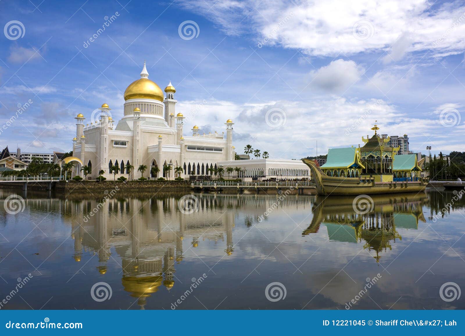 Sultan Omar Ali Saifuddin Mosque Inside
