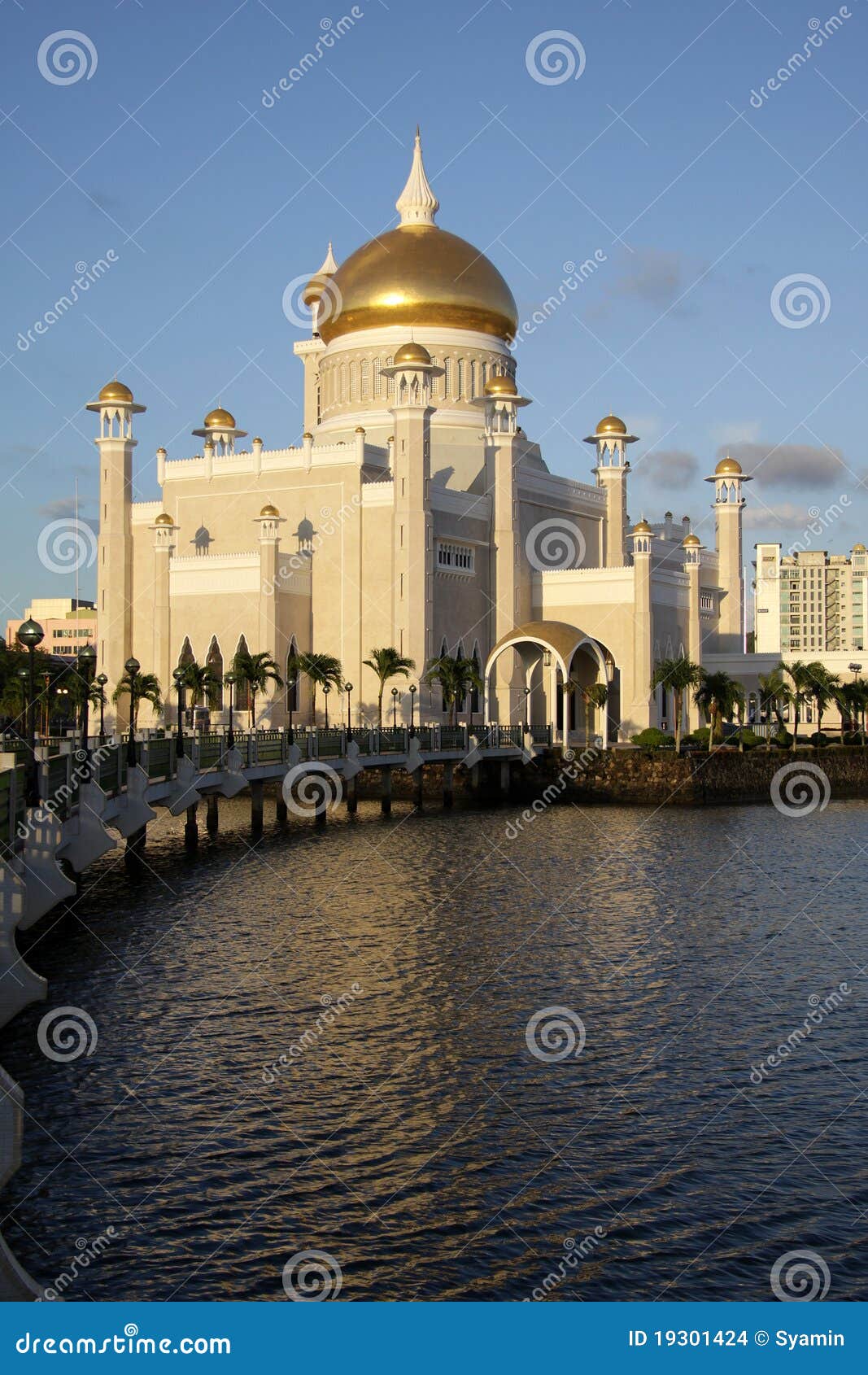 Sultan Omar Ali Saifuddin Mosque Inside