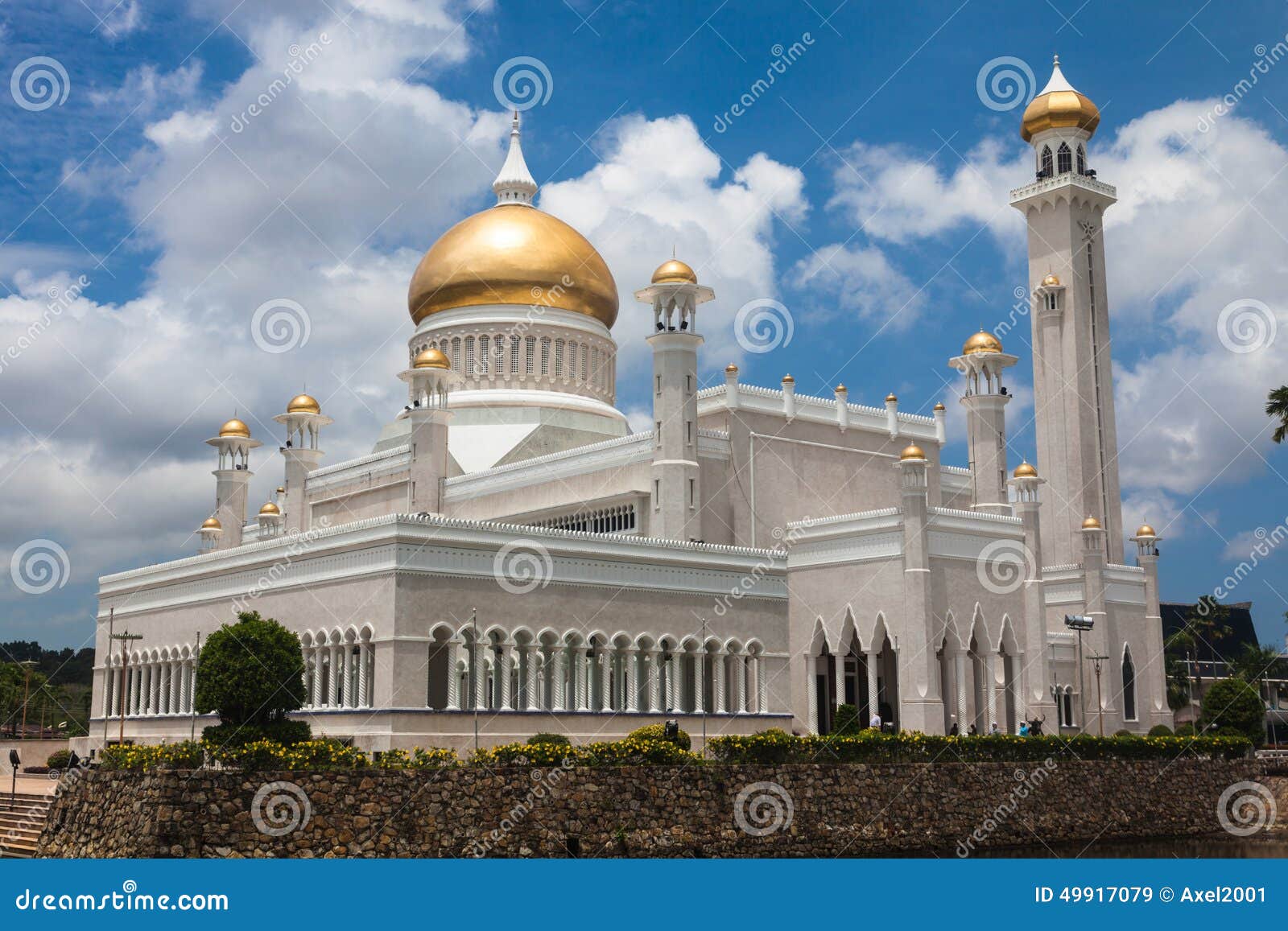 Sultan Omar Ali Saifuddin Mosque in Brunei Stock Image - Image of pond ...