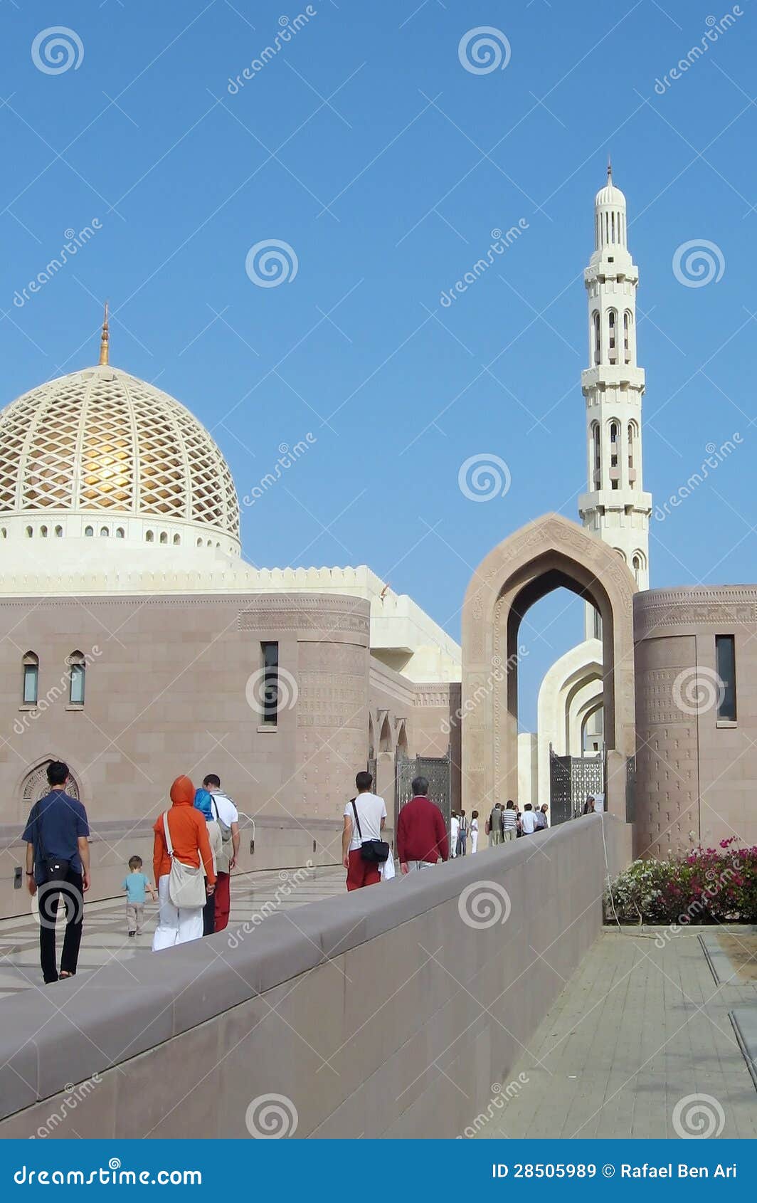 Sultan Qaboos Mosque Oman editorial stock image. Image of arabic - 28505989