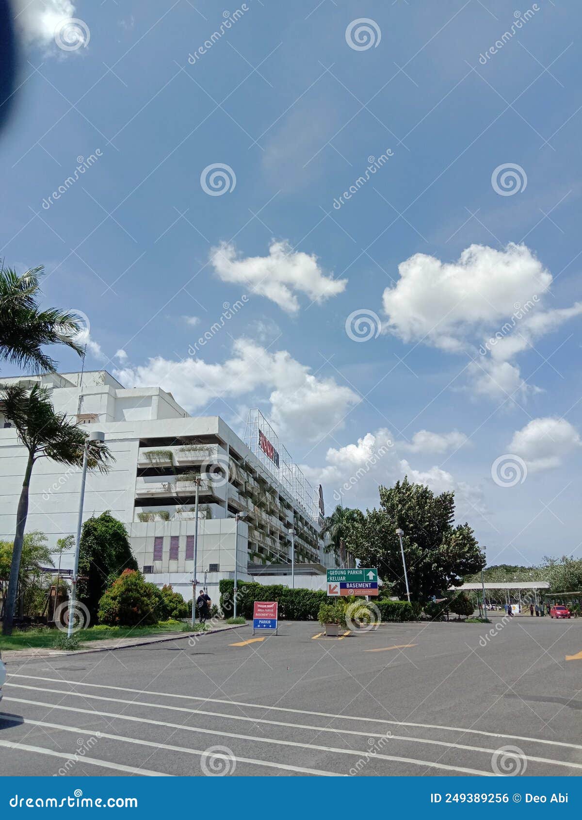 Summarecon Mall editorial photo. Image of town, downtown - 249389256