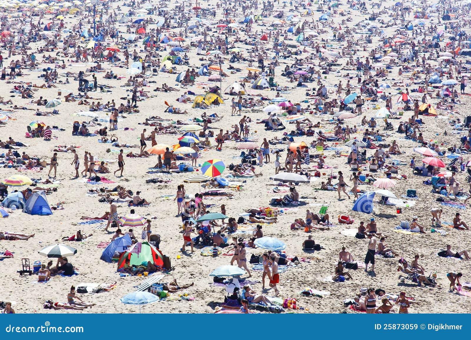 Summer Beach editorial stock image. Image of overpopulation - 25873059