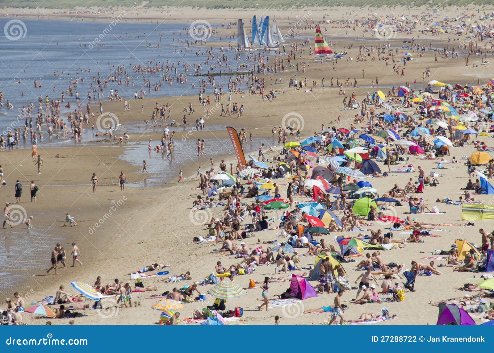 Summer at the Beach editorial photography. Image of mensenmassa - 27288722