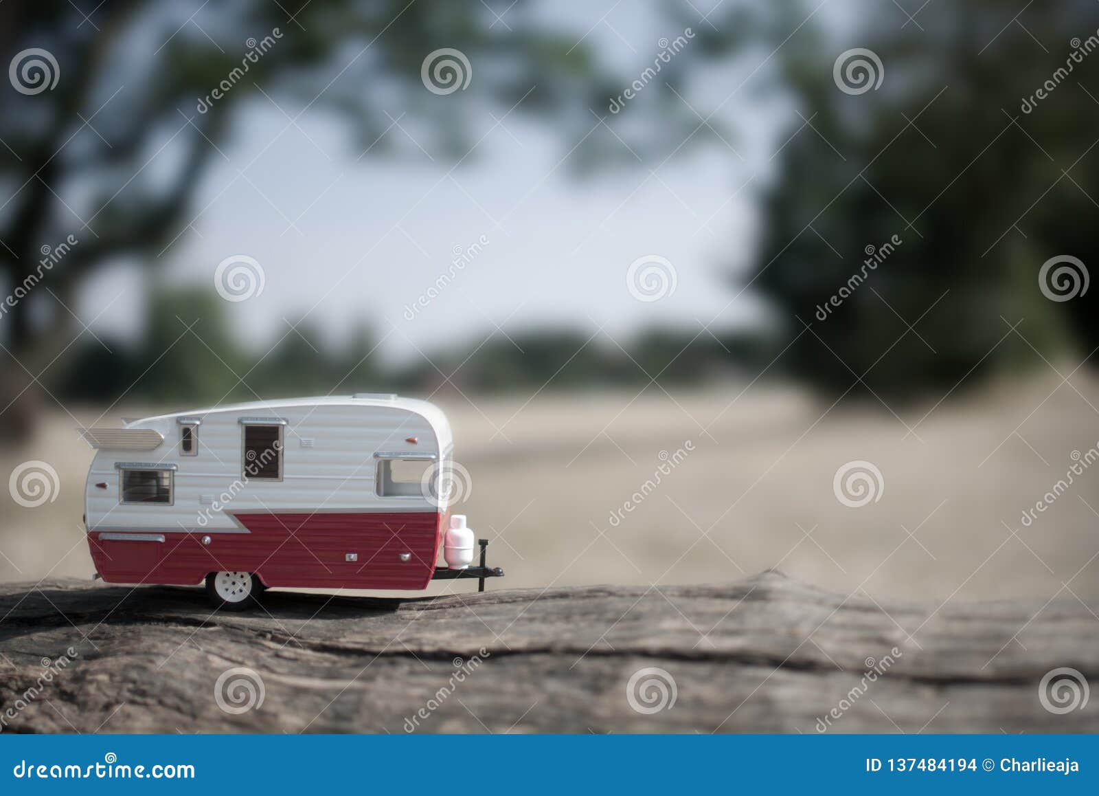Summer countryside caravan stock photo. Image of vehicle - 137484194