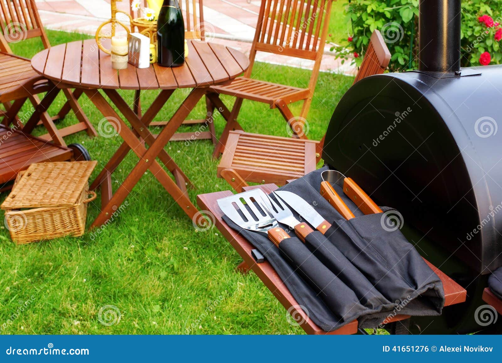 Summer Picnic in the Backyard Stock Photo - Image of meadow, cookout ...