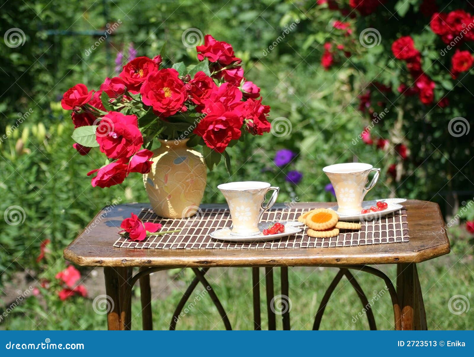 Summer tea in a garden stock image. Image of leaf, bouquet - 2723513