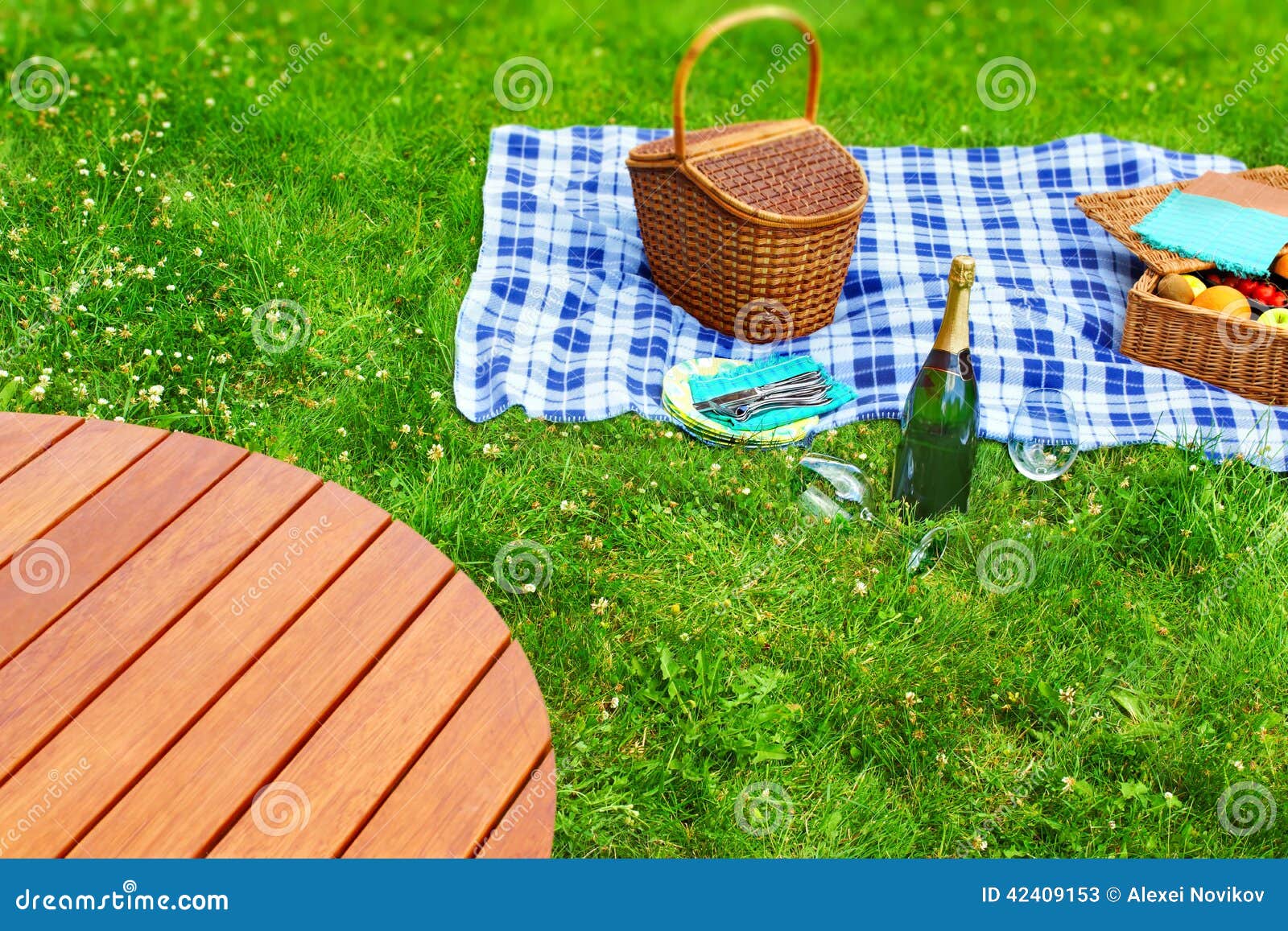 Summer Vacation Picnic Scene Stock Image - Image of couple, countryside ...