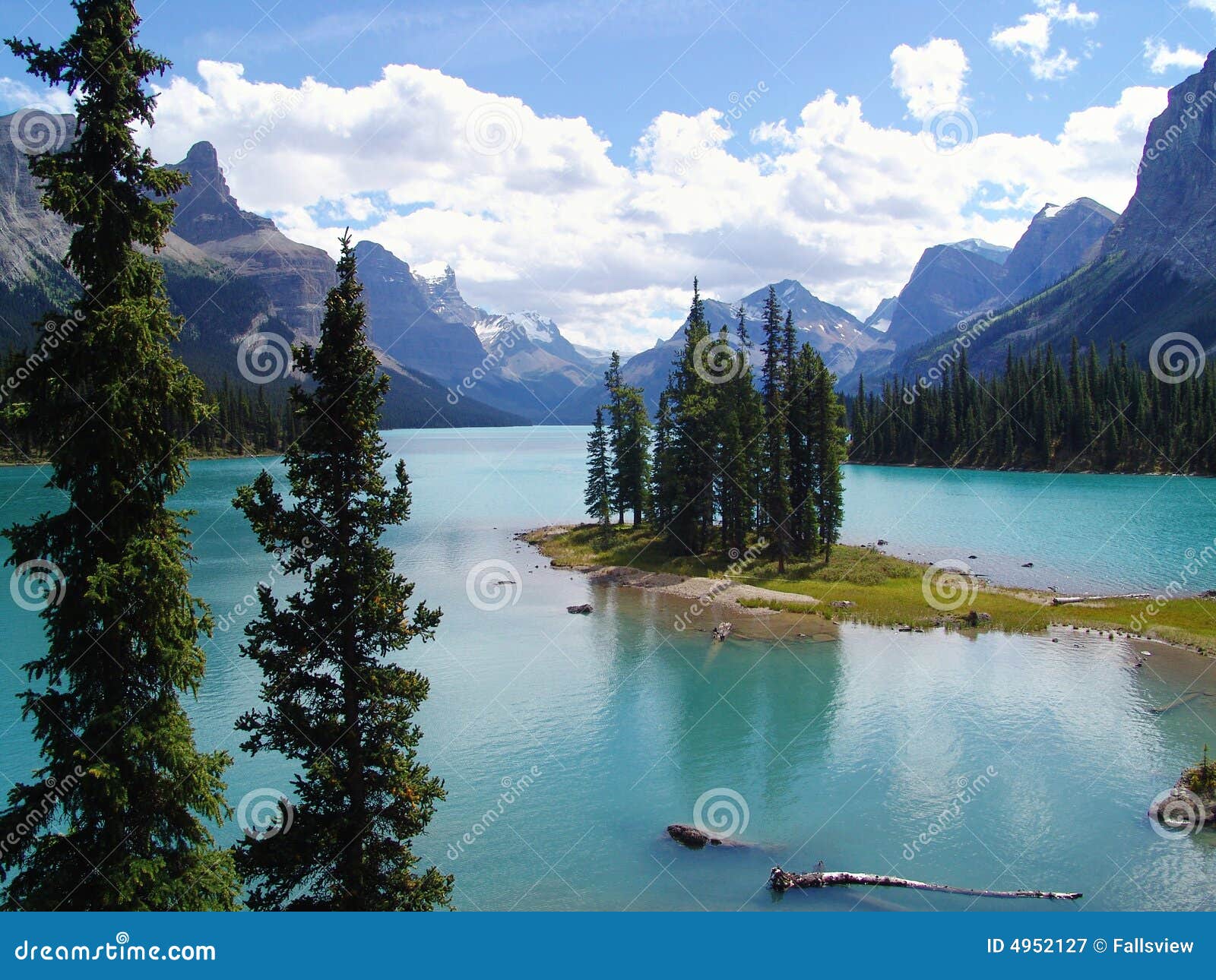 Summer View of Spirit Island Stock Image - Image of peaks, clear: 4952127