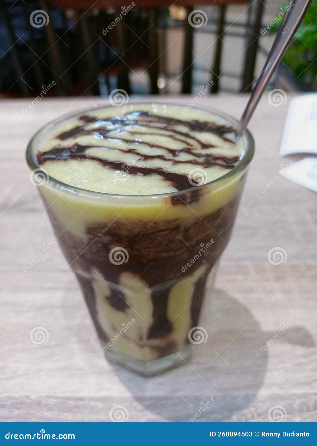 Sumo De Abacate Com Xarope De Choco Imagem de Stock - Imagem de xarope ...