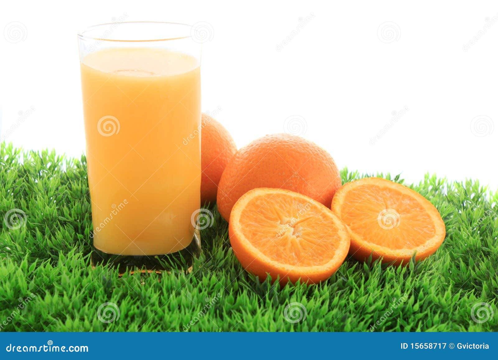 Sumo De Laranja E Fruta Na Grama Imagem de Stock - Imagem de lifestyle ...