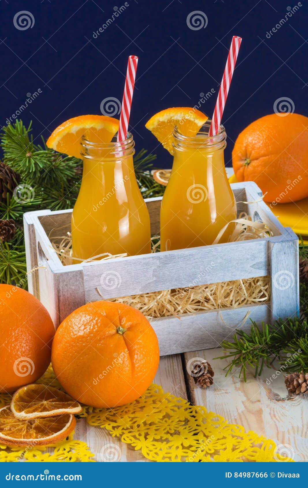 Sumo De Laranja Em Um Frasco Foto de Stock - Imagem de naughty, frasco ...
