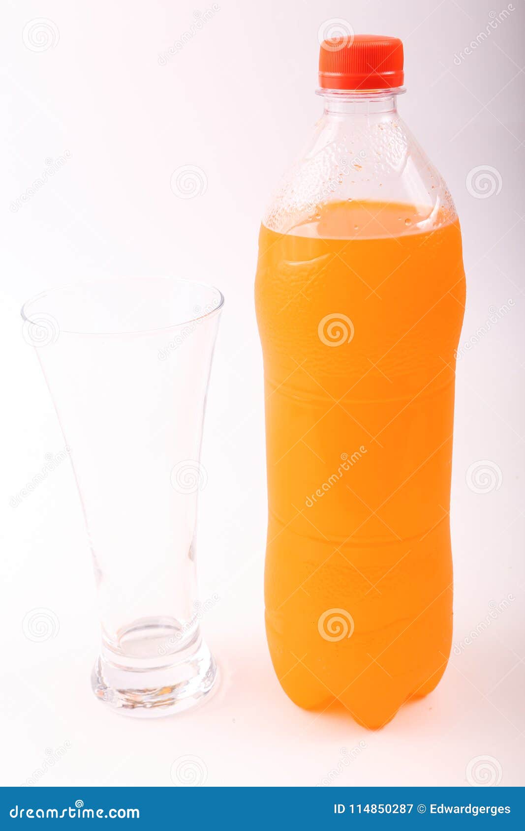 Sumo de laranja na garrafa imagem de stock. Imagem de prato - 114850287