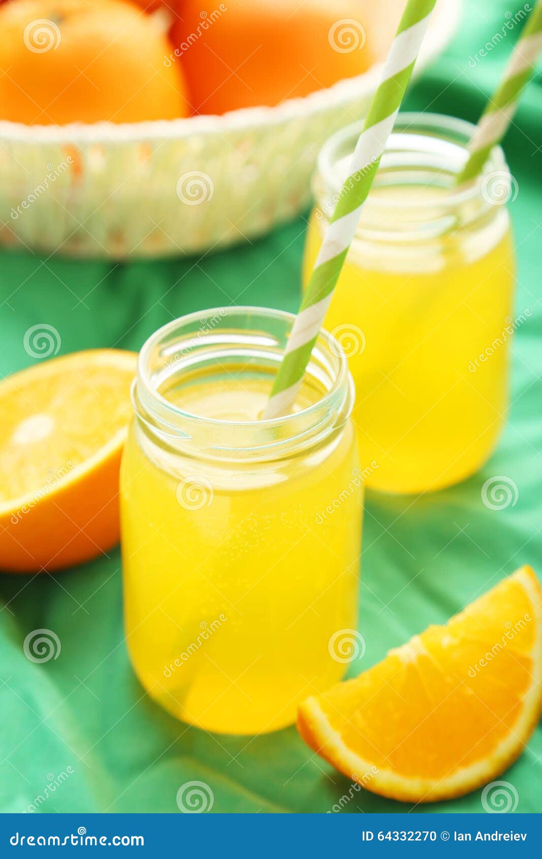 Sumo de laranja na garrafa foto de stock. Imagem de cortado - 64332270