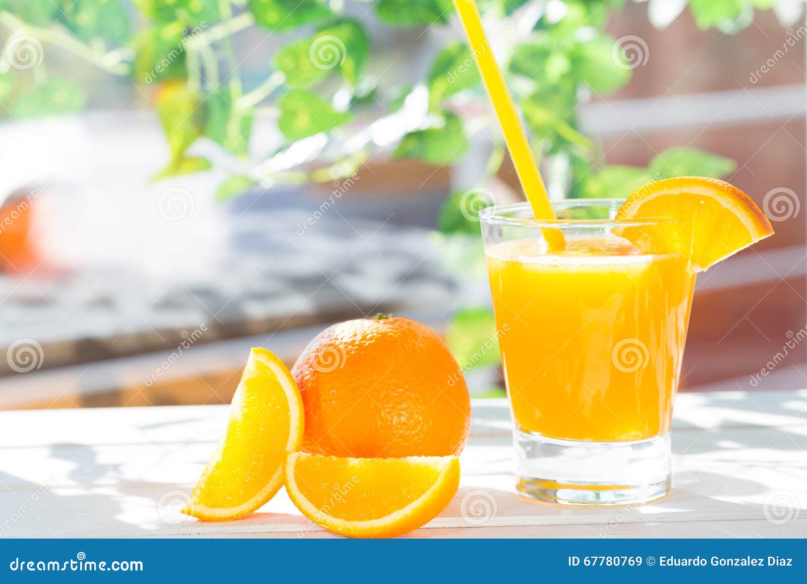 Sumo de laranja natural imagem de stock. Imagem de refrescar - 67780769