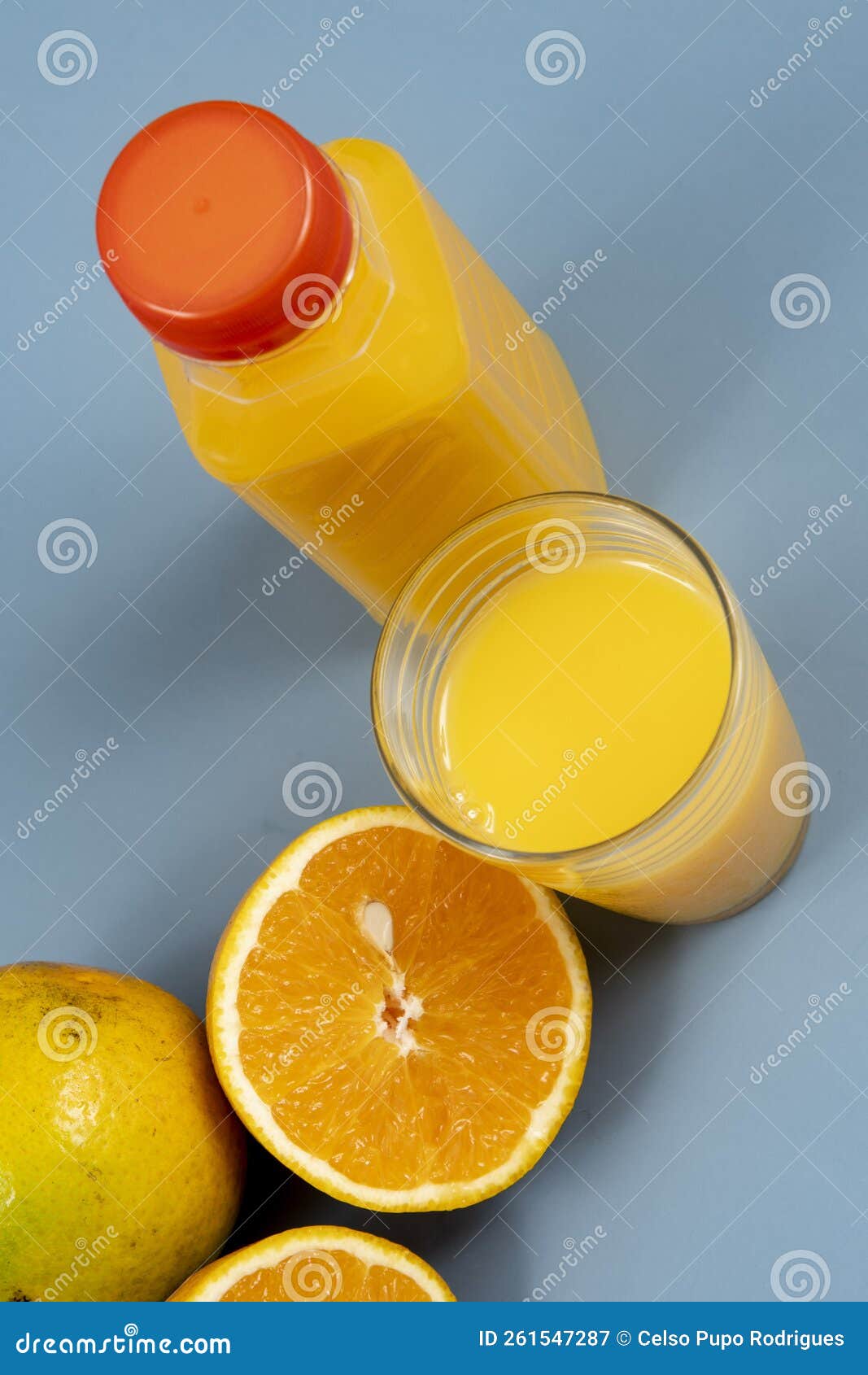 Sumo de laranja natural imagem de stock. Imagem de suculento - 261547287