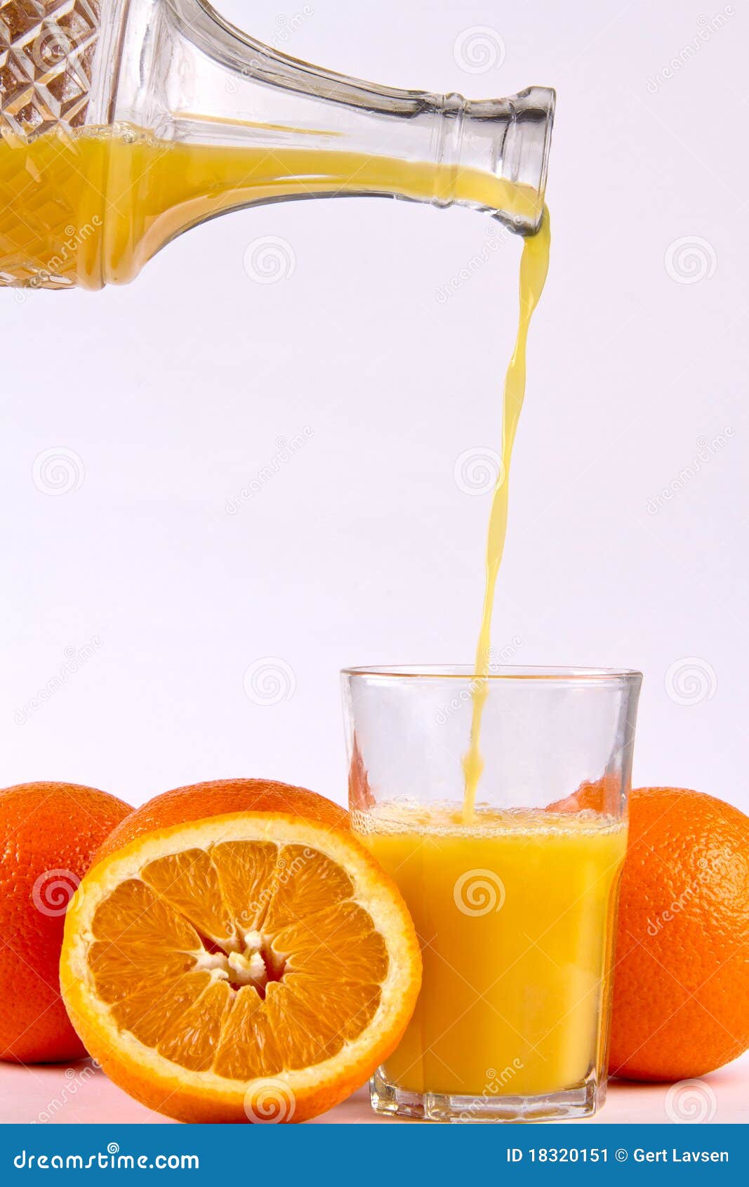 Sumo De Laranja Que Derrama No Vidro. Imagem de Stock - Imagem de ...