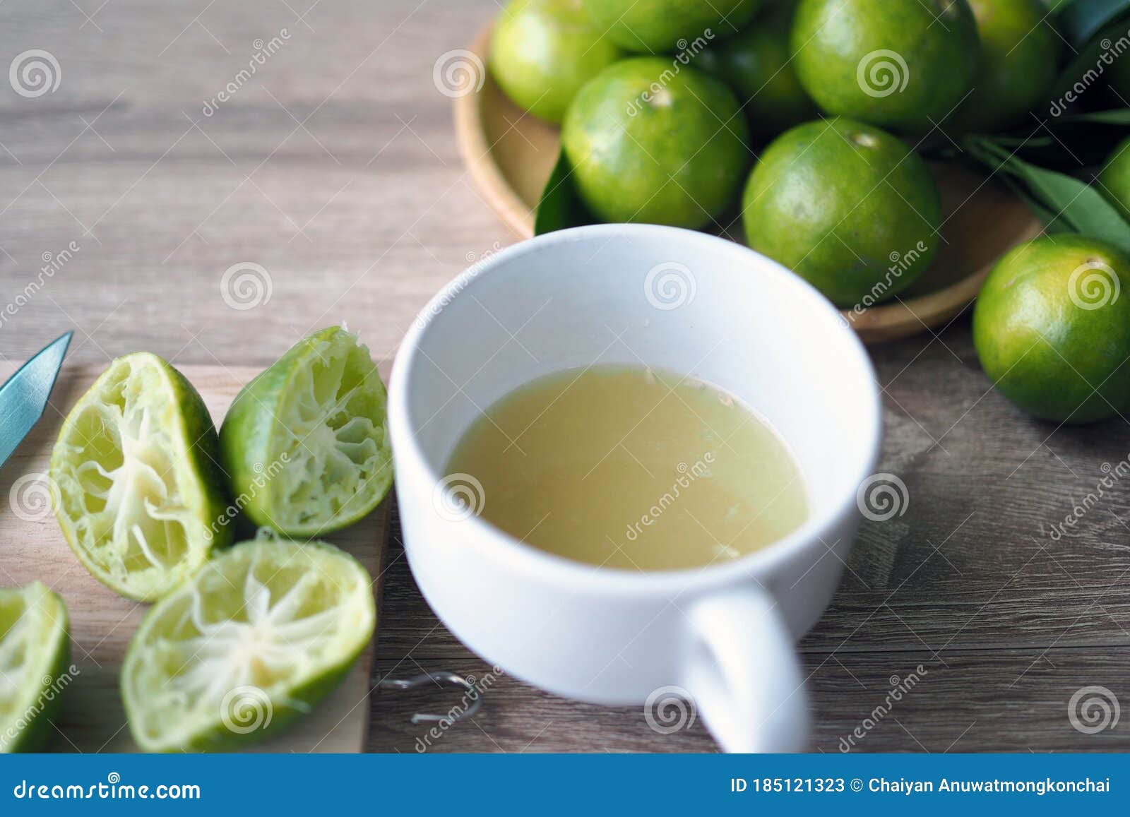 Sumo De Lima Fresco No Copo Imagem de Stock - Imagem de verde, agitador ...