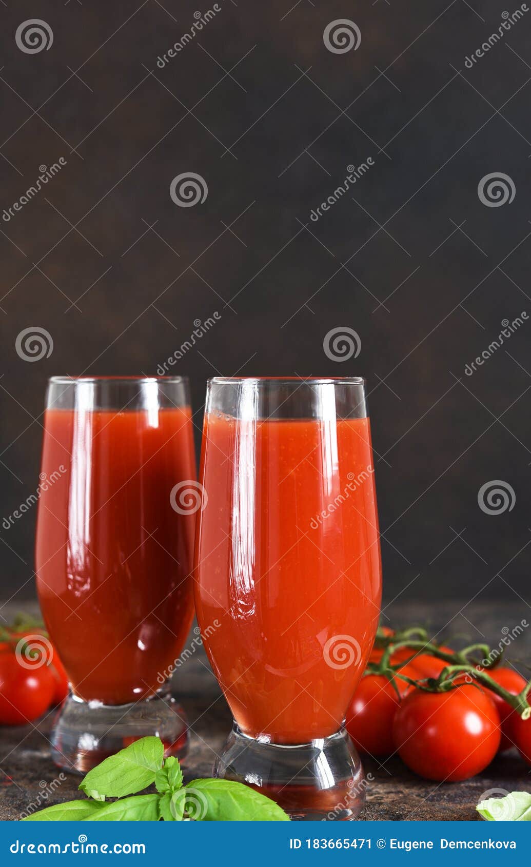 Sumo De Tomate Com Sal E Especiarias. Sumo Vegetal Imagem de Stock ...