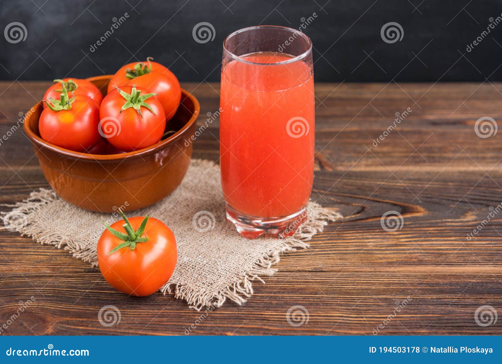 Sumo De Tomate Com Tomate Sobre Fundo Preto E De Madeira Foto de Stock ...